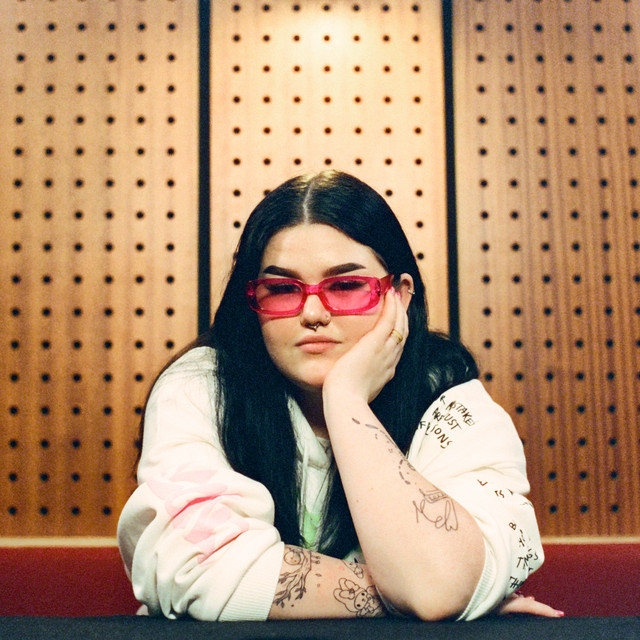 Mae stephens - KISS 105 FM MEDAN